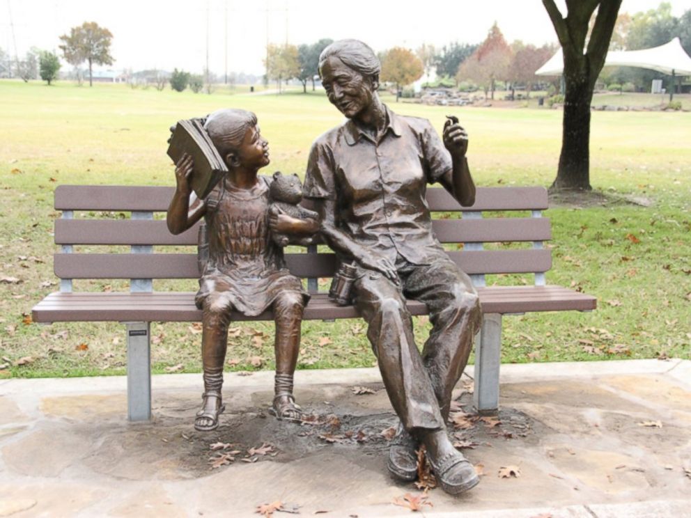 Selfie Statue In Sugar Land Texas Sparks Bitter Backlash Abc News